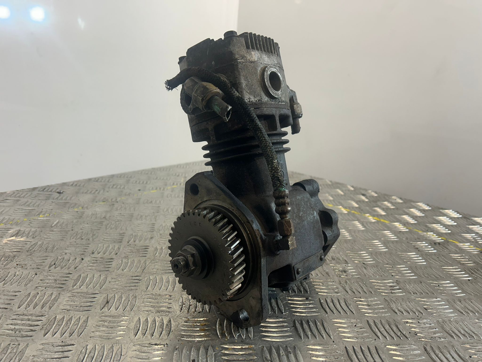 CUMMINS KNORR BREMSE AIR COMPRESSOR 3283968 GENUINE USED OEM - F&J ...