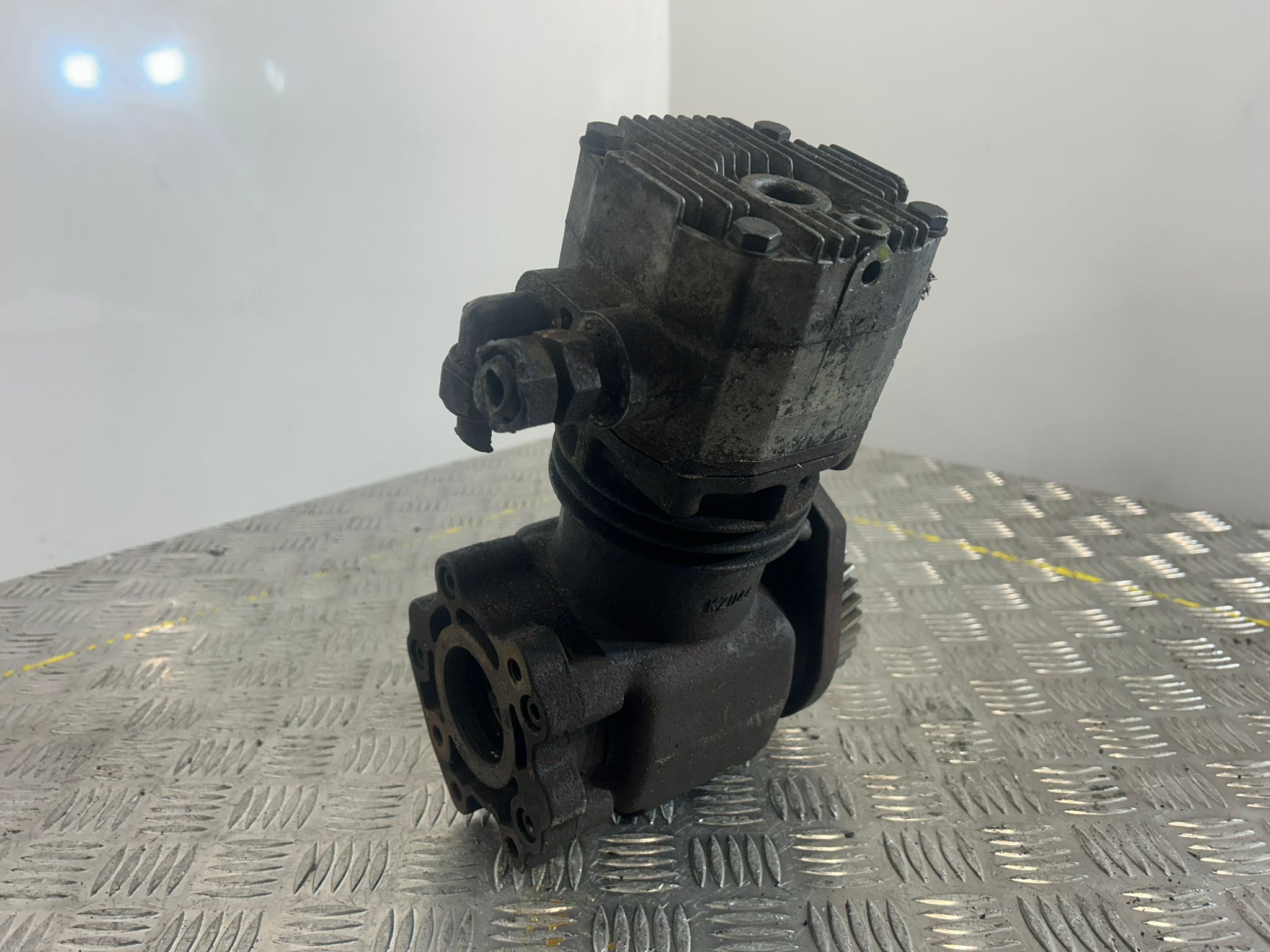 CUMMINS KNORR BREMSE AIR COMPRESSOR 3283968 GENUINE USED OEM - F&J ...