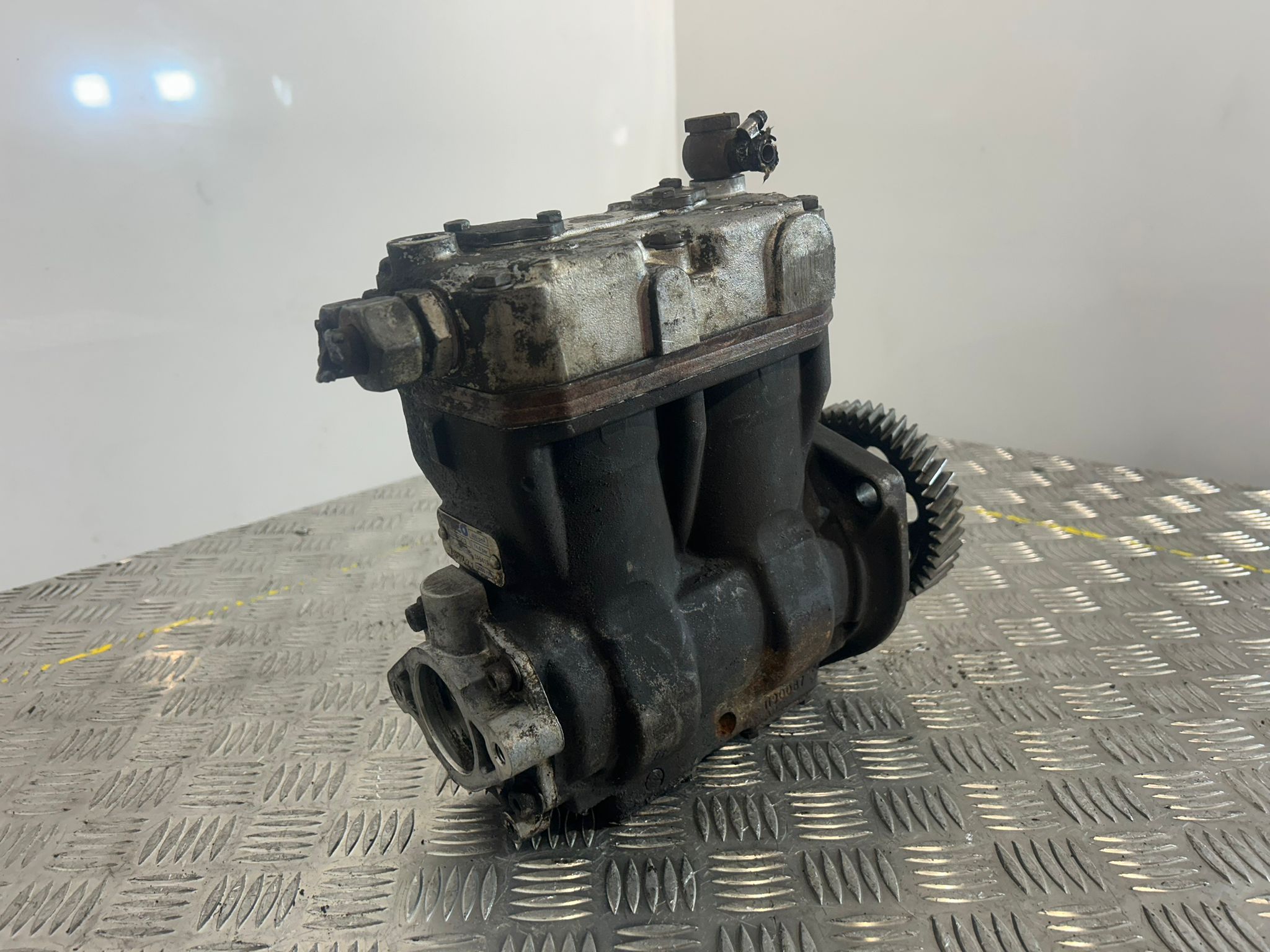 IVECO 1194194 AIR COMPRESSOR Genuine Used OEM - F&J Exports Limited