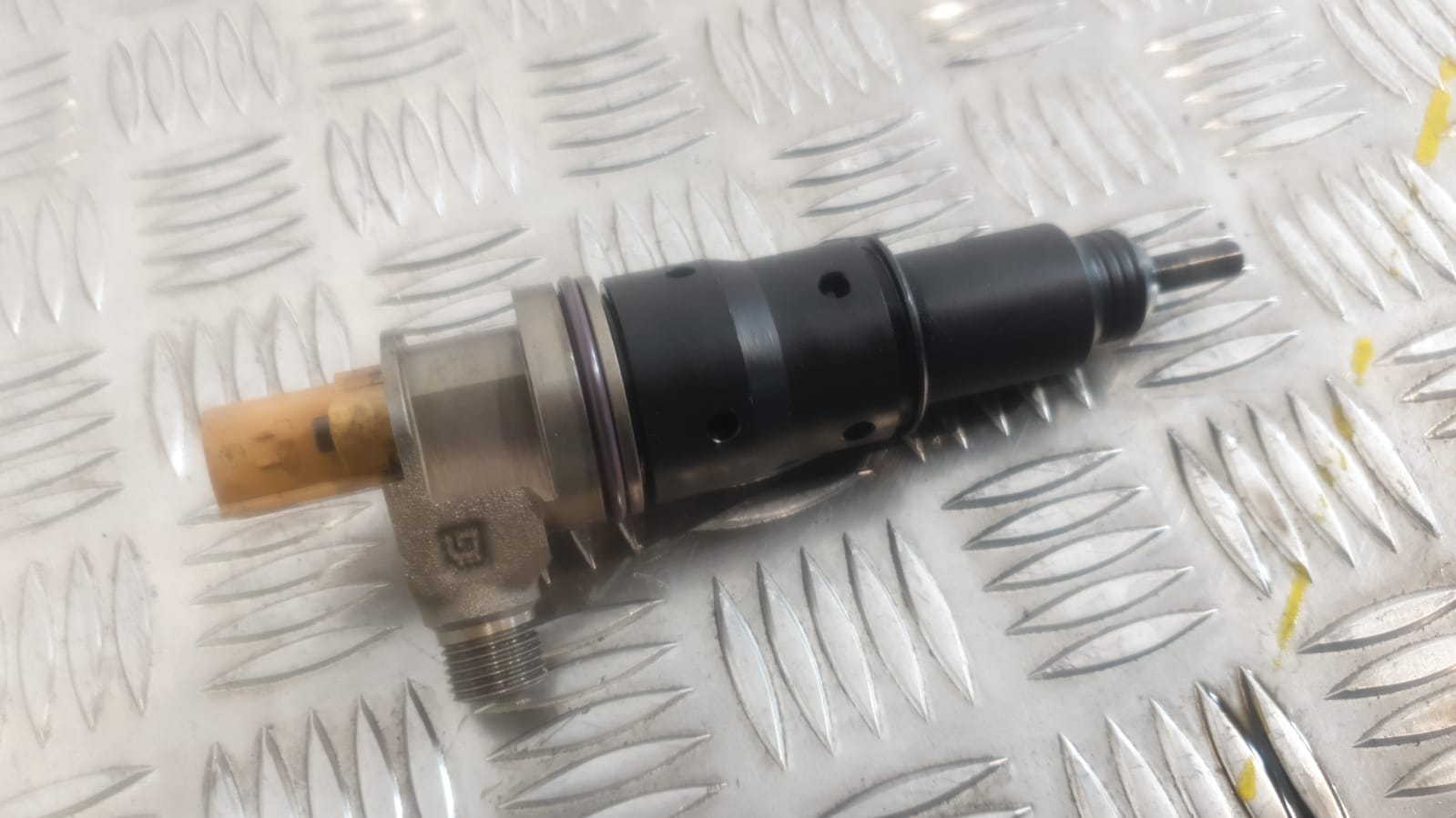 VOLVO FH4 INJECTOR 22282199 DELPHI (GENUINE OEM USED) - F&J Exports Limited