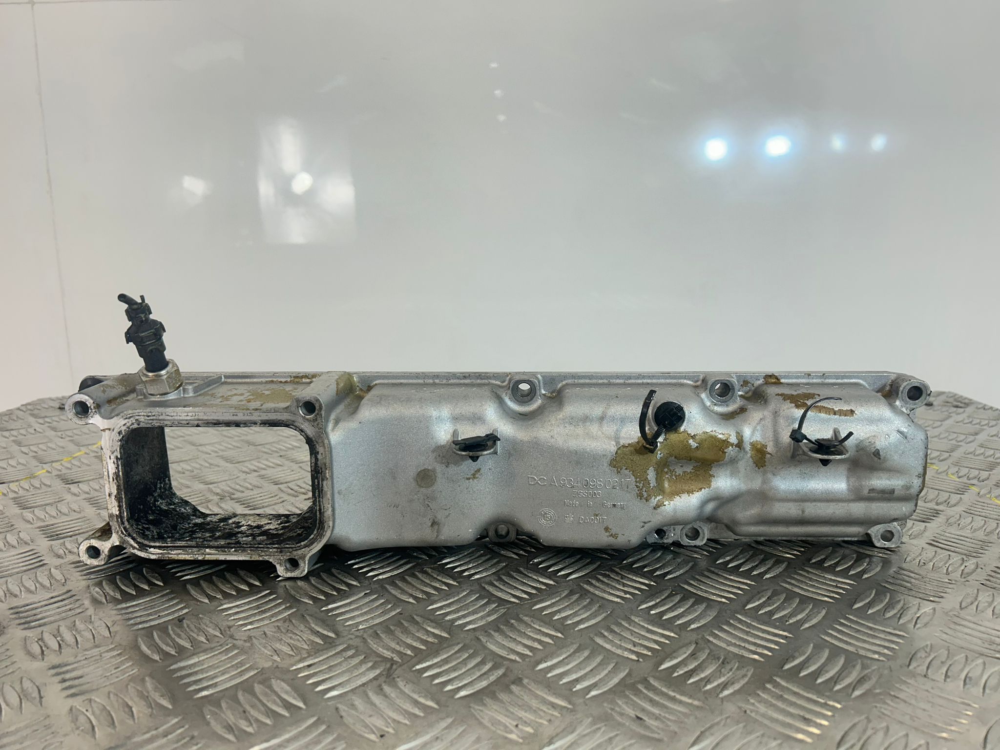 MERCEDES BENZ OM934 INTAKE MANIFOLD 9340980217 (GENUINE USED OEM) - F&J ...